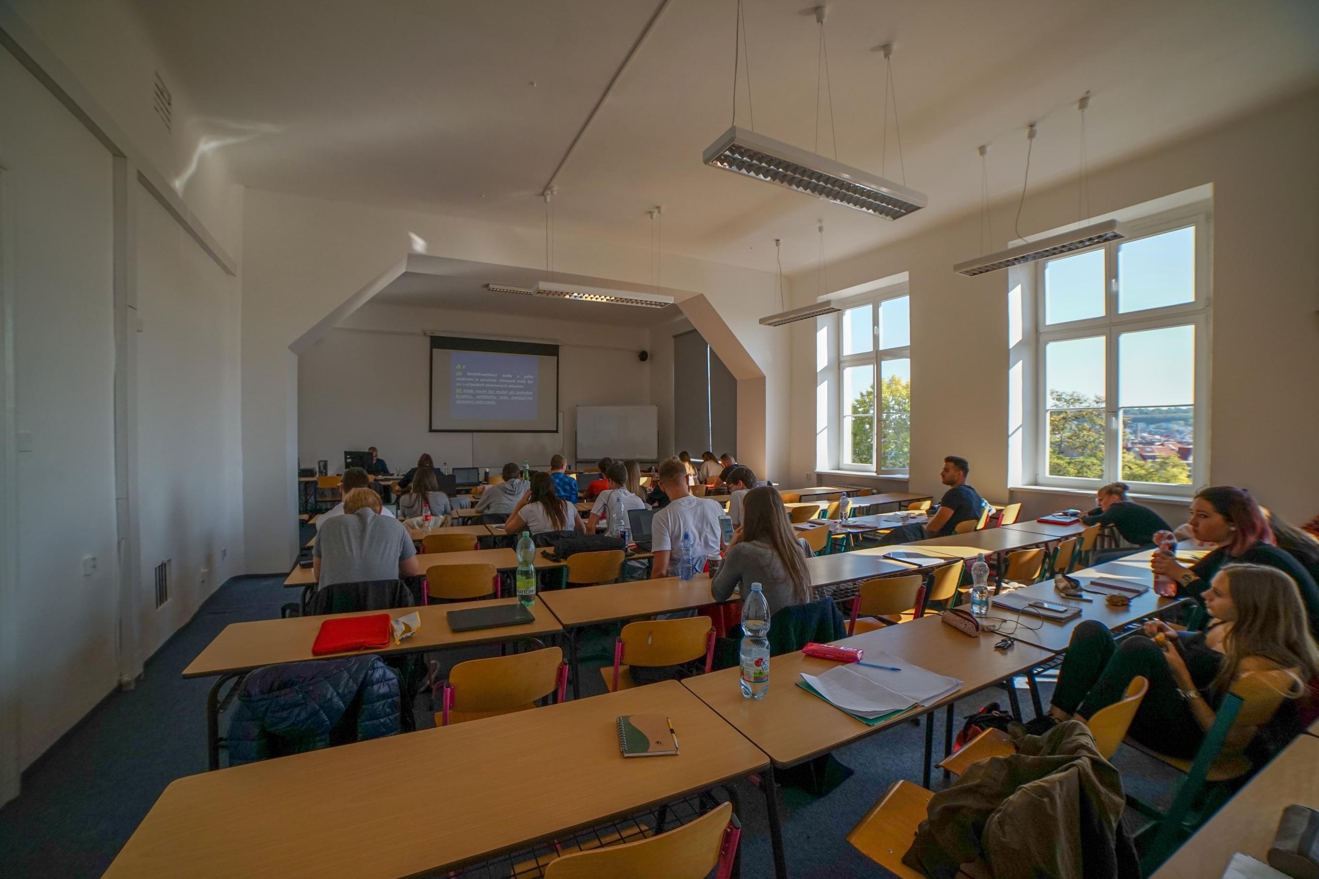 O škole Ambis Univerzita.