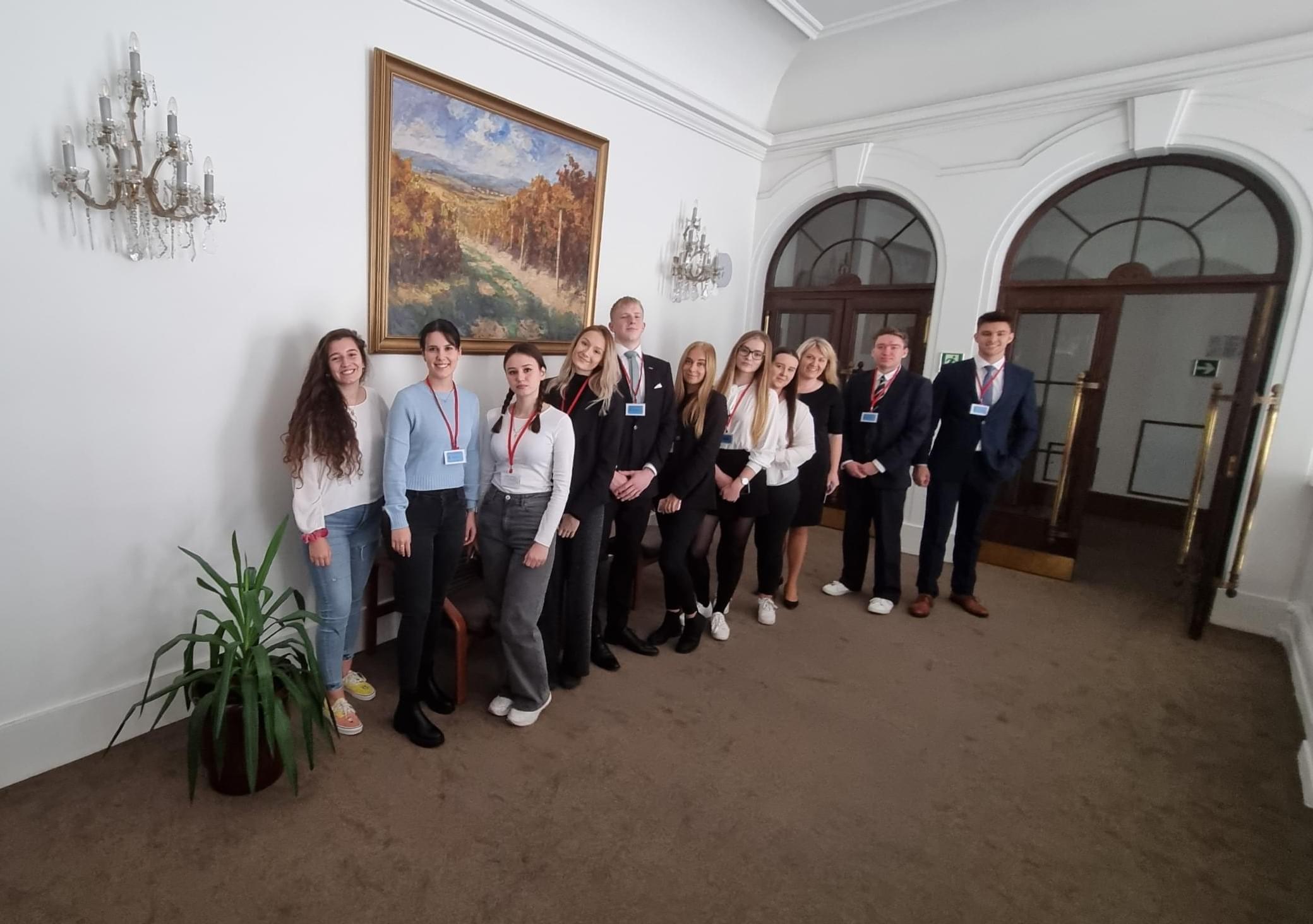 Studenti Veřejné politiky navštívili Poslaneckou sněmovnu Ambis. Vysoká ...
